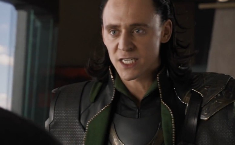 Vilão Loki, de Os Vingadores, veste uniforme de Capitão América em vídeo; veja – Vírgula