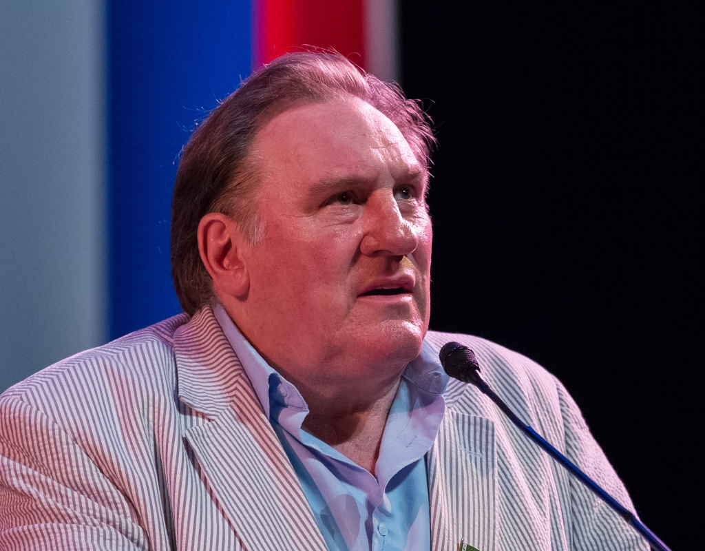 Gerard Depardieu é condenado a pagar multa e tem carteira de ...