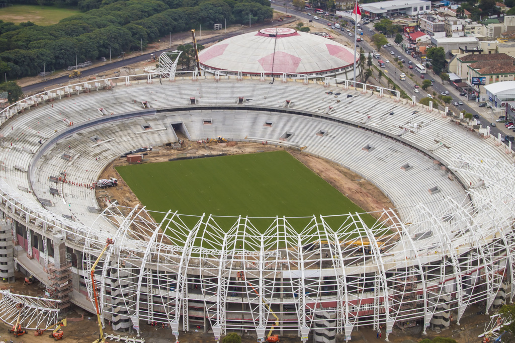 Parte da estrutura da cobertura do Estádio Beira-Rio já foi instalada ...