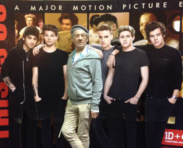 Ator Ian Mckellen faz graça com pôster do One Direction e publica foto ...