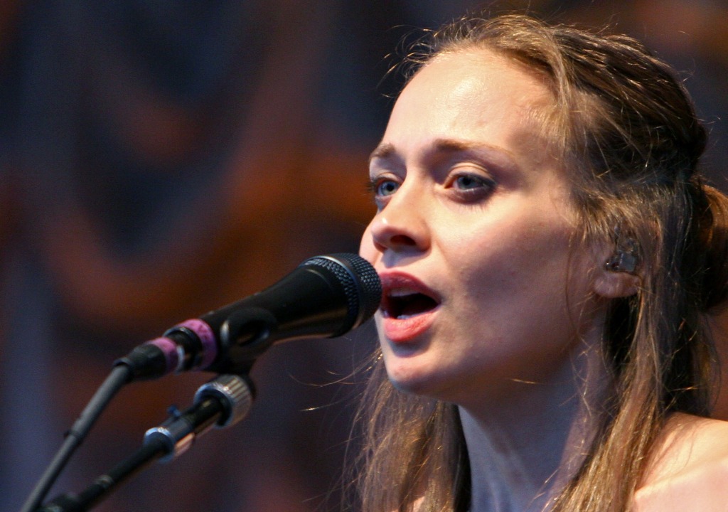 Fiona Apple toca nova música, ‘I Want You To Love Me’, em show – Vírgula
