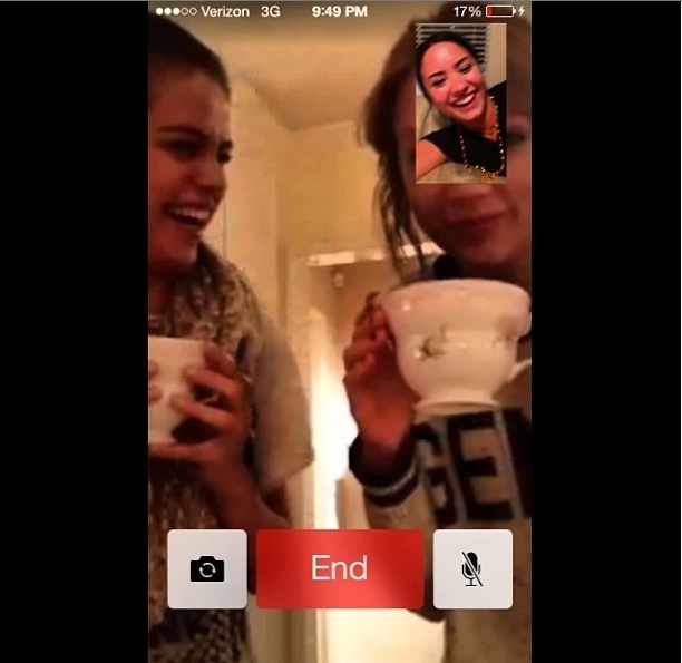 Selena Gomez e Taylor Swift tomam chá enquanto conversam com Demi ...