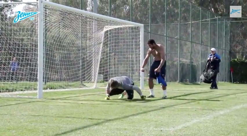 Goleiro do Zenit perde aposta com Hulk e tem que carregar atacante ...