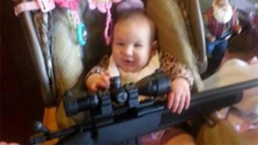 Bebê segurando um rifle em loja de armas provoca polêmica nos EUA – Vírgula