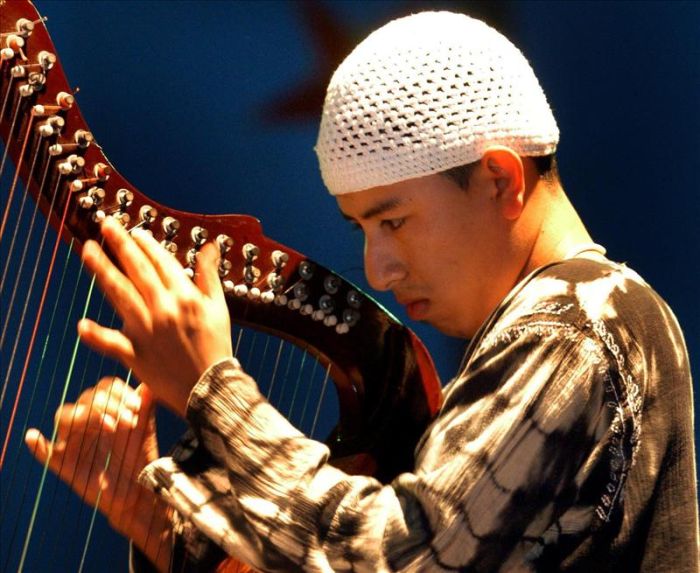 Harpista colombiano levanta Festival de Trancoso em virtuosa exibição ...