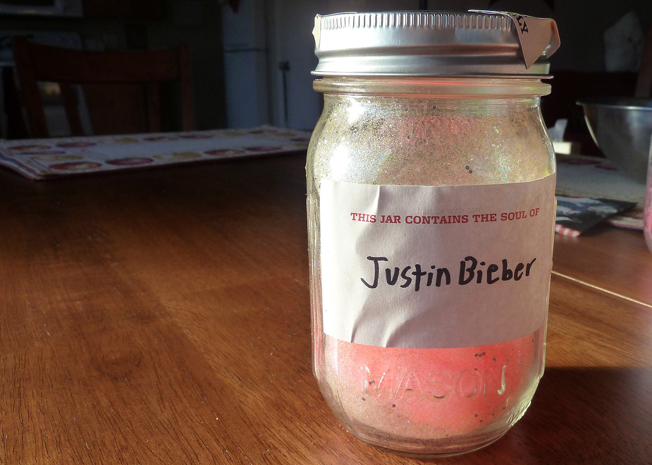 Mulher vende ‘almas’ de pessoas famosas presas em potes de vidro – Vírgula