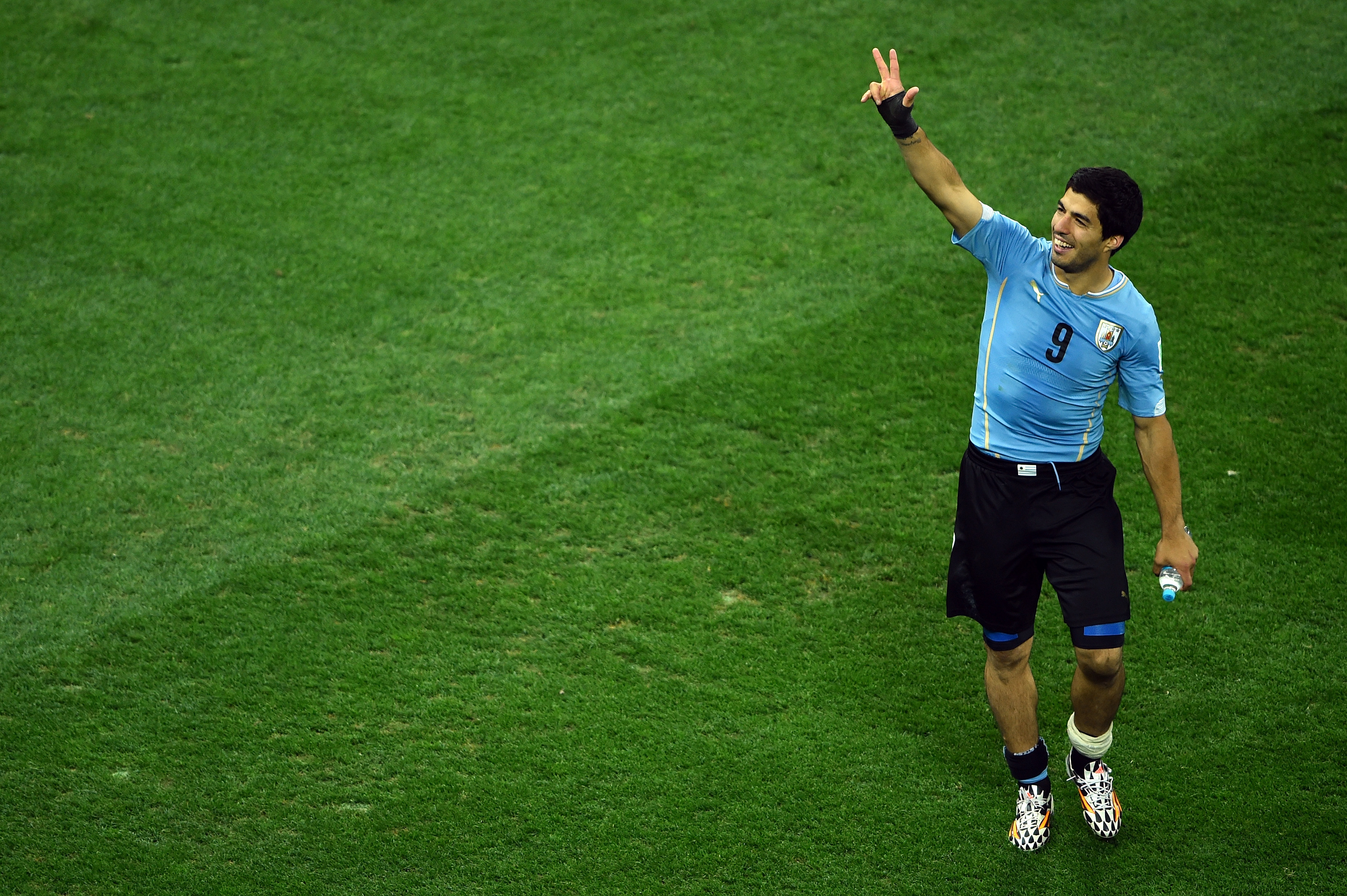 Luis Suárez FINALMENTE admite mordida em Chiellini com declaração ...