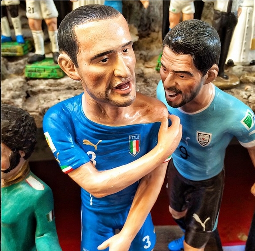 Mordida de Suárez em Chiellini vira souvenir e miniatura é vendida em ...