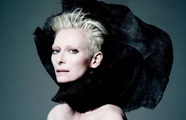 Tilda Swinton é a estrela da nova campanha da Nars – Vírgula