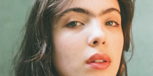 Inspirada por Frida Kahlo, modelo arrasa ao assumir monocelha – Vírgula