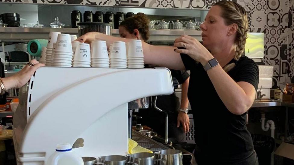 Barista faz 420 cappuccinos em uma hora e quebra recorde do Guinness ...