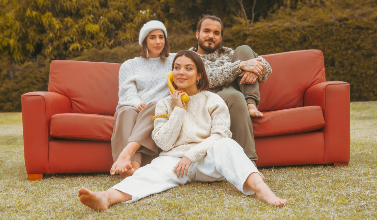 Clara x Sofia junto com a banda Velejante lançam o single “Não Falta ...