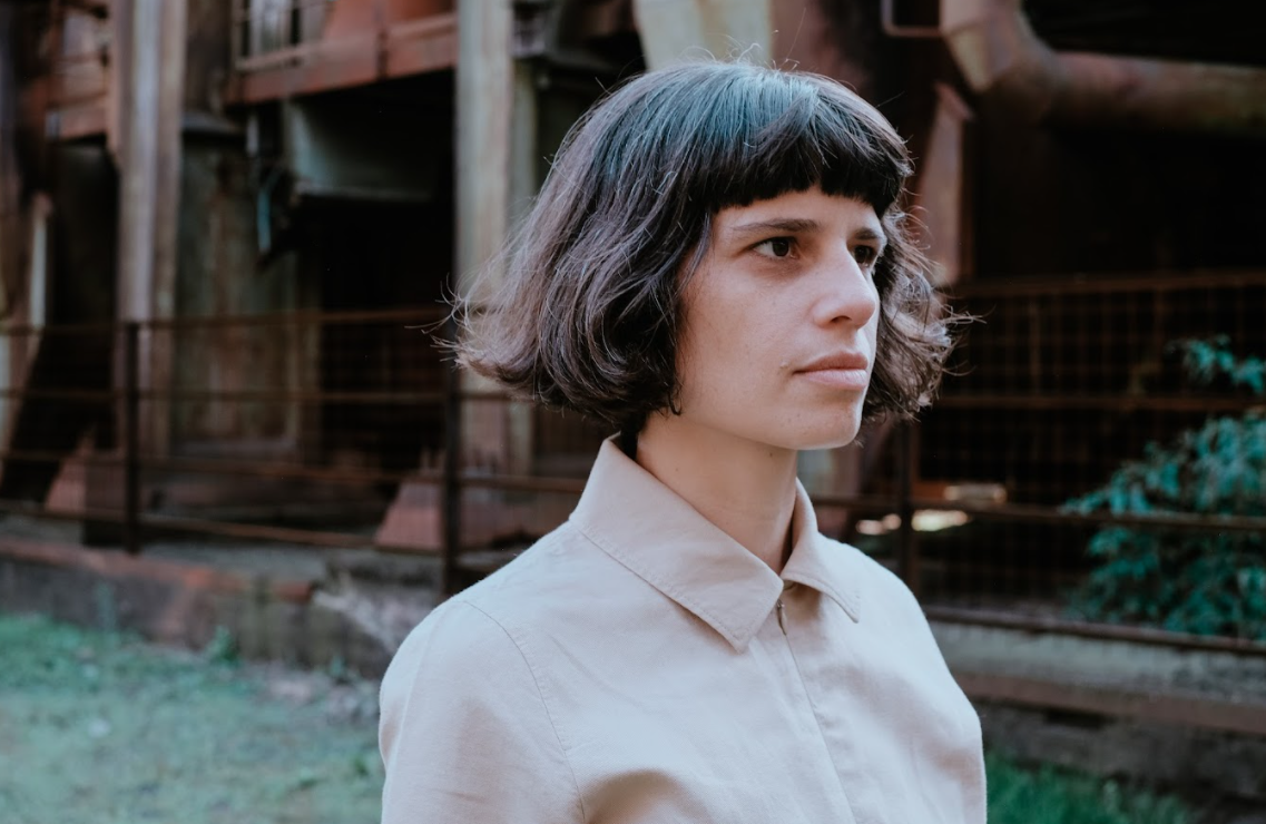 Mariá Portugal experimenta através de diferentes camadas no álbum ...